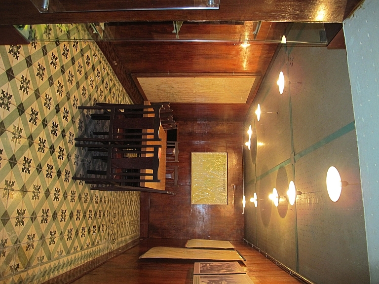 Explore the underground command bunker of the anti-American resistance ...