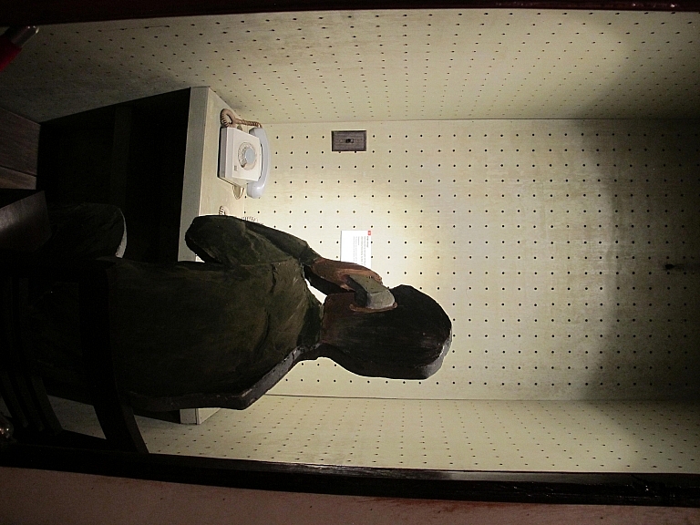 Explore the underground command bunker of the anti-American resistance ...